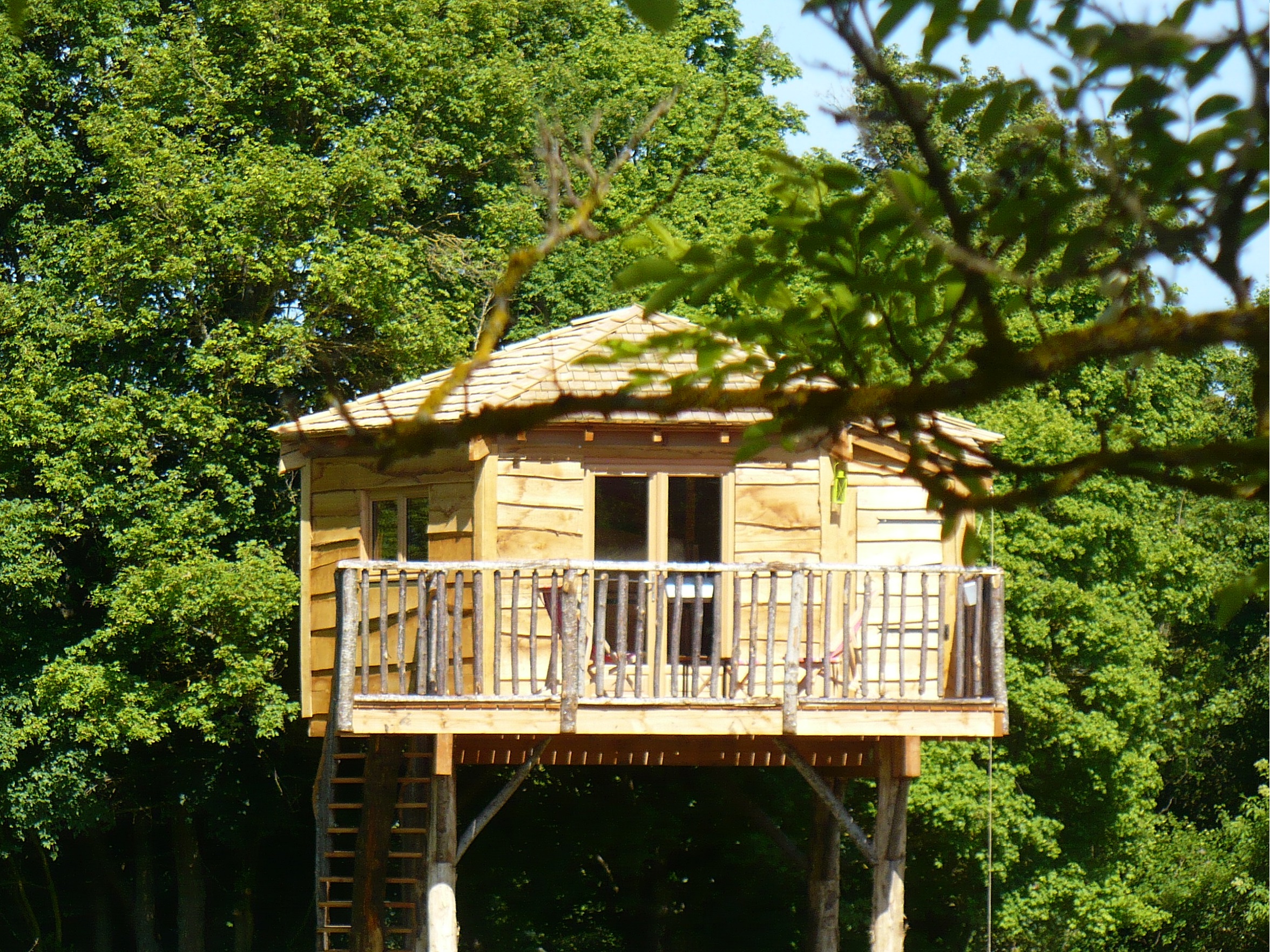 Cabane perchée, nuit insolite et nature en amoureux ou en famille entre ...